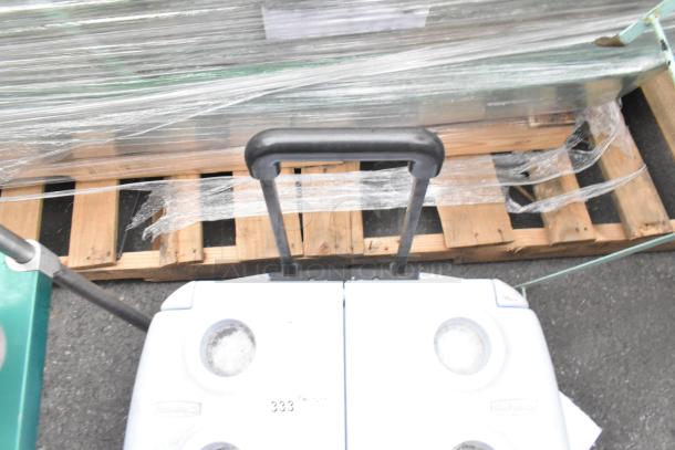 Rubbermaid White And Blue Poly Portable Ice | #0333