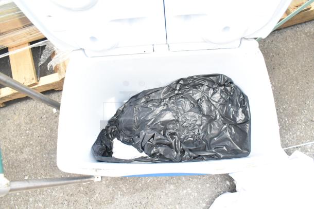 Rubbermaid White And Blue Poly Portable Ice | #0333